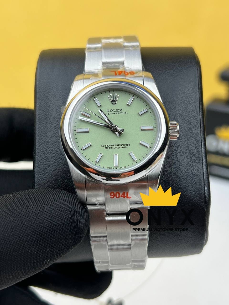 Rolex Oyster Perpetual Pistachio Dial 31mm - Automatic movement - Onyx ...